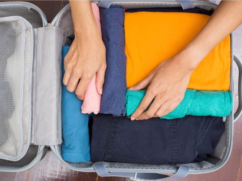 7 Cara Packing Baju di Koper Agar Tidak Kusut dan Muat Banyak
