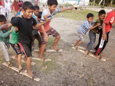 Peraturan Lomba Bakiak Raksasa, Sejarah, dan Nilai Permainan