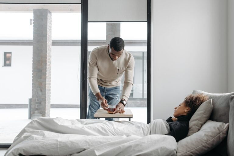 7 Cara Memberi Perhatian Pada Pacar yang Sedang Sakit LDR