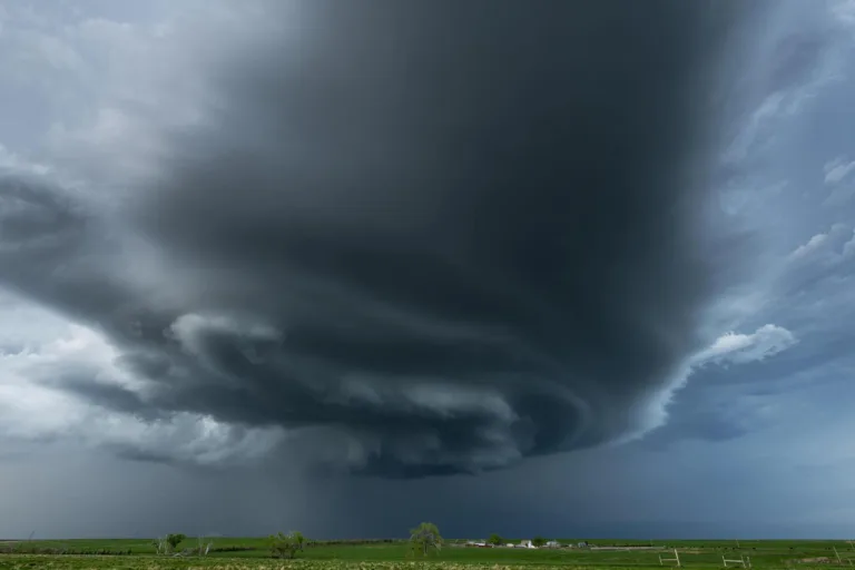 4 Perbedaan Angin Tornado dan Puting Beliung, Fenomena Alam yang ...